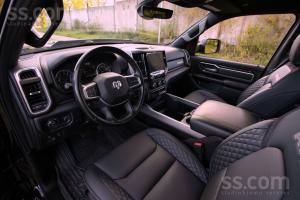 Black Dodge RAM 2022 in Riga, with an engine capacity of 5.70 L and mileage of 72 thousand km for 49000 €, photo 20 on AUTOMOTO.COM.LV