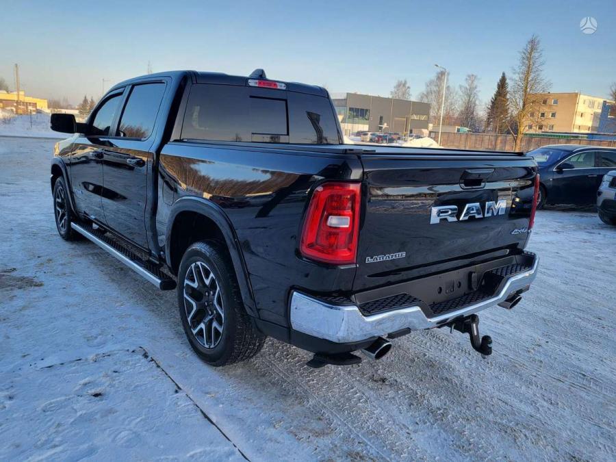 Black Dodge RAM 2025 in Siauliai, with an engine capacity of 3.00 L and mileage of 4 thousand km for 60440 €, photo 5 on AUTOMOTO.COM.LV