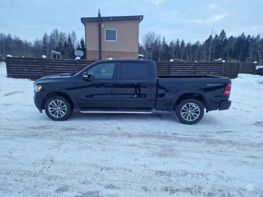 Black Dodge RAM 2019 in Plunge, with an engine capacity of 0.00 L and mileage of 284 thousand km for 18700 €, photo 8 on AUTOMOTO.COM.LV