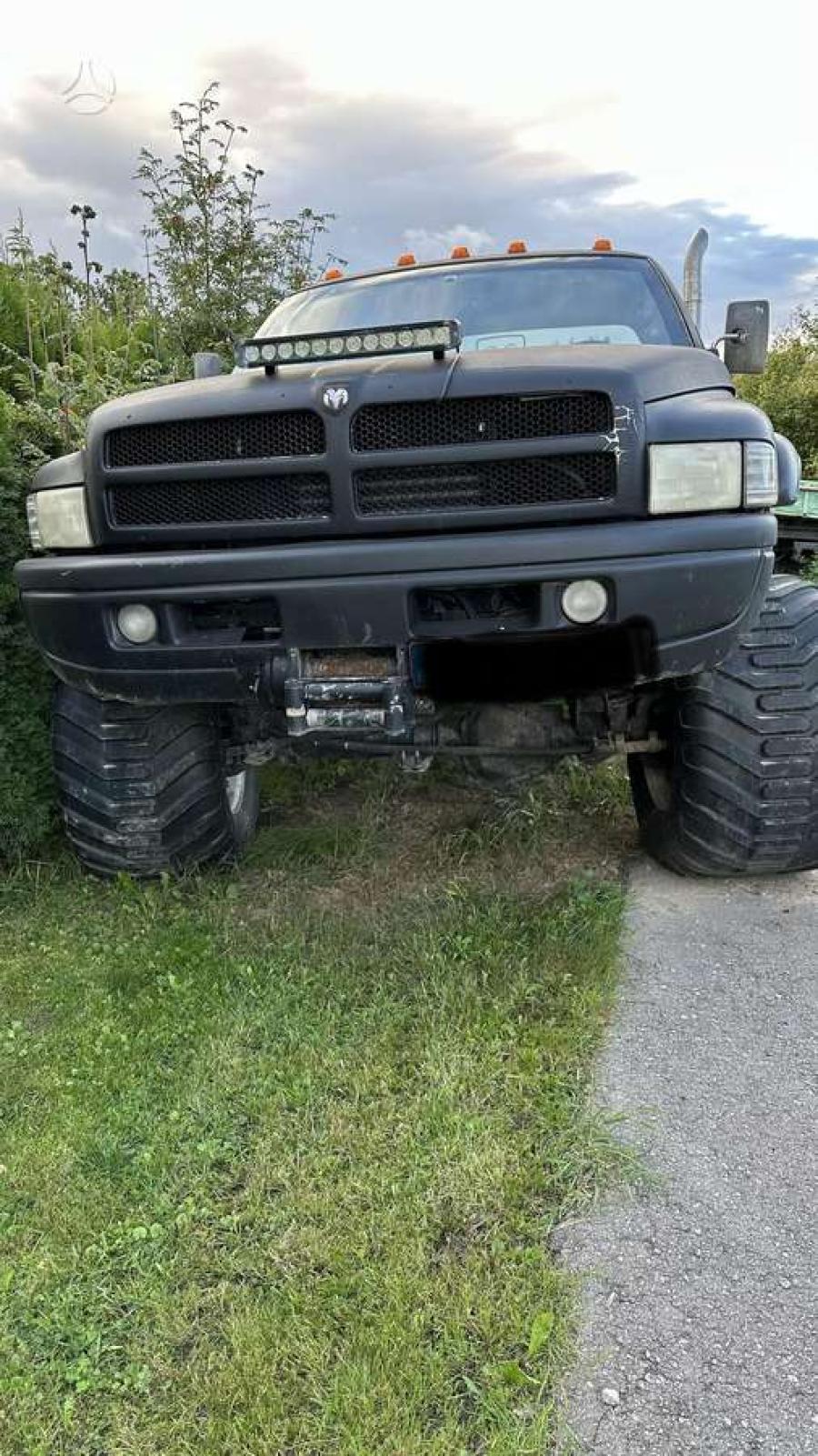 Melns Dodge RAM 1996 Pasvalys, ar dzinēja tilpumu 8.00 L un nobraukumu 354 tūkst. km par 8000 €, foto 5 vietnē AUTOMOTO.COM.LV