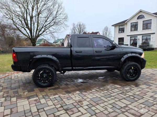 Black Dodge RAM 2010 in Jelgava, with an engine capacity of 5.70 L and mileage of 189 thousand km for 12950 €, photo 2 on AUTOMOTO.COM.LV