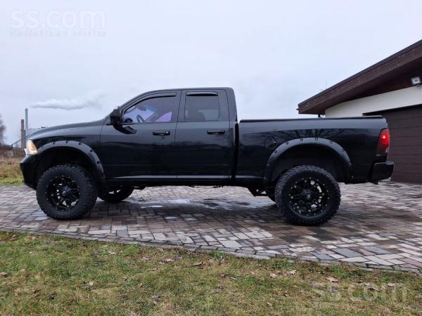 Black Dodge RAM 2010 in Jelgava, with an engine capacity of 5.70 L and mileage of 189 thousand km for 12950 €, photo 5 on AUTOMOTO.COM.LV