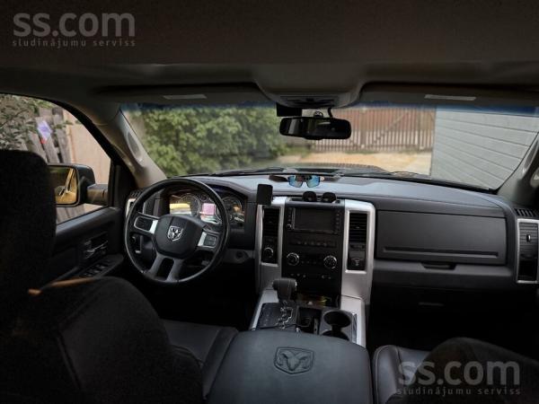 Black Dodge RAM 2011 in Riga, with an engine capacity of 5.70 L and mileage of 231 thousand km for 17000 €, photo 4 on AUTOMOTO.COM.LV