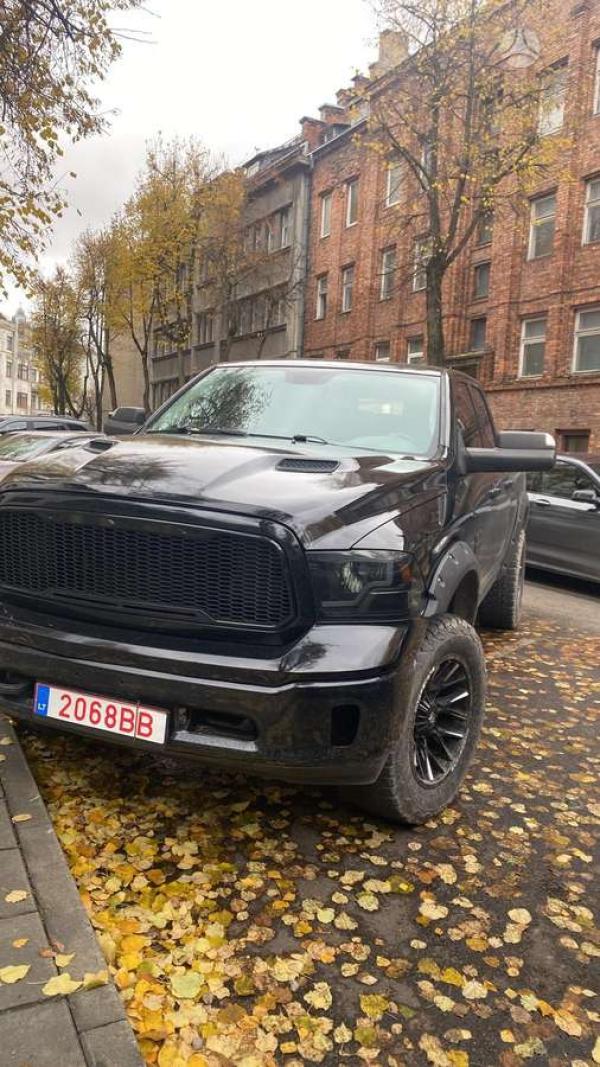 Black Dodge RAM 2013 in Kaunas, with an engine capacity of 5.65 L and mileage of 219 thousand km for 12200 €, photo 3 on AUTOMOTO.COM.LV