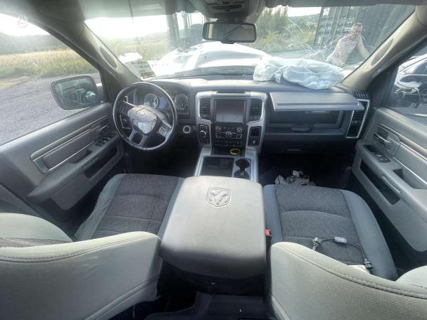 Melns Dodge RAM 2014 Viļņa, ar dzinēja tilpumu 5.70 L un nobraukumu 100 tūkst. km par 5500 €, foto 5 vietnē AUTOMOTO.COM.LV