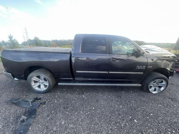 Melns Dodge RAM 2014 Viļņa, ar dzinēja tilpumu 5.70 L un nobraukumu 100 tūkst. km par 5500 €, foto 6 vietnē AUTOMOTO.COM.LV