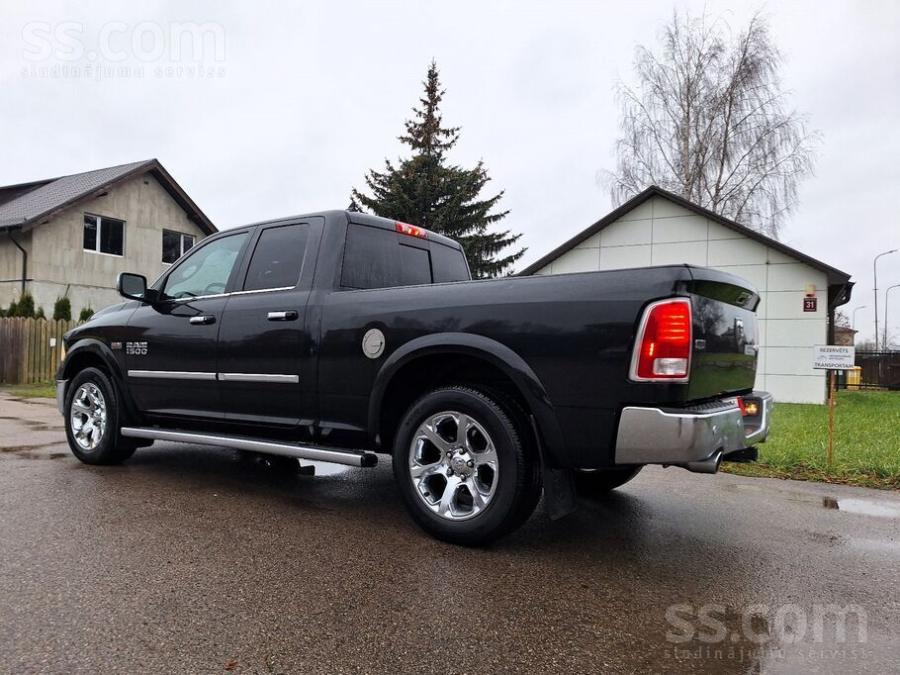 Black Dodge RAM 2016 in Jelgava, with an engine capacity of 5.70 L and mileage of 262 thousand km for 21800 €, photo 4 on AUTOMOTO.COM.LV