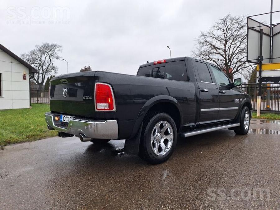 Black Dodge RAM 2016 in Jelgava, with an engine capacity of 5.70 L and mileage of 262 thousand km for 21800 €, photo 5 on AUTOMOTO.COM.LV