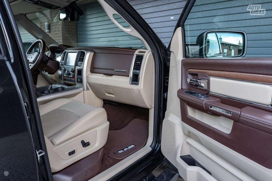 Black Dodge RAM 2016 in Kaunas, with an engine capacity of 3.00 L and mileage of 60 thousand km for 37750 €, photo 37 on AUTOMOTO.COM.LV