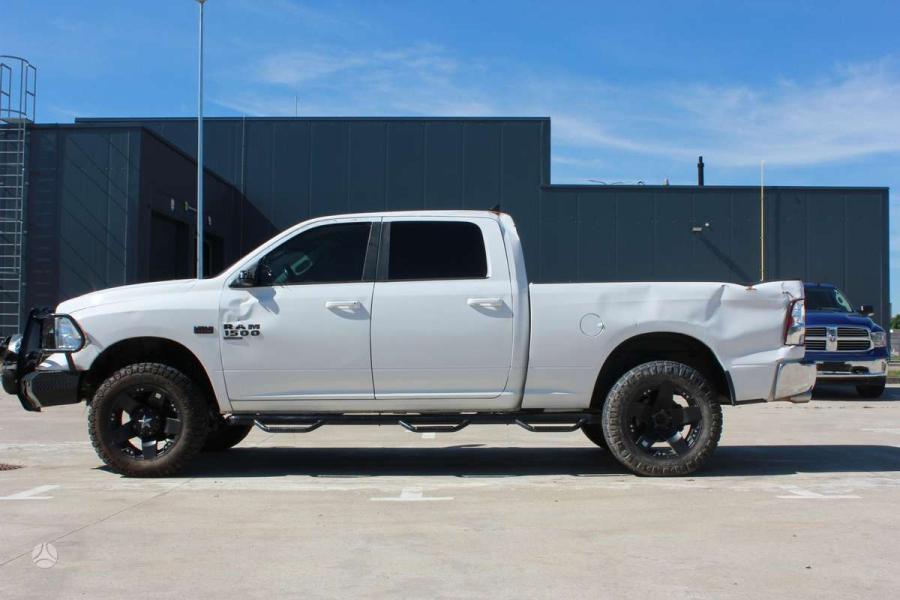 Black Dodge RAM 2018 in Siauliai, with an engine capacity of 5.65 L and mileage of 151 thousand km for 13500 €, photo 6 on AUTOMOTO.COM.LV
