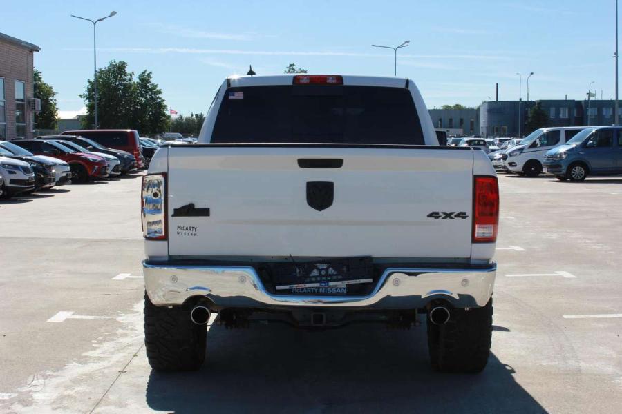 Black Dodge RAM 2018 in Siauliai, with an engine capacity of 5.65 L and mileage of 151 thousand km for 13500 €, photo 8 on AUTOMOTO.COM.LV