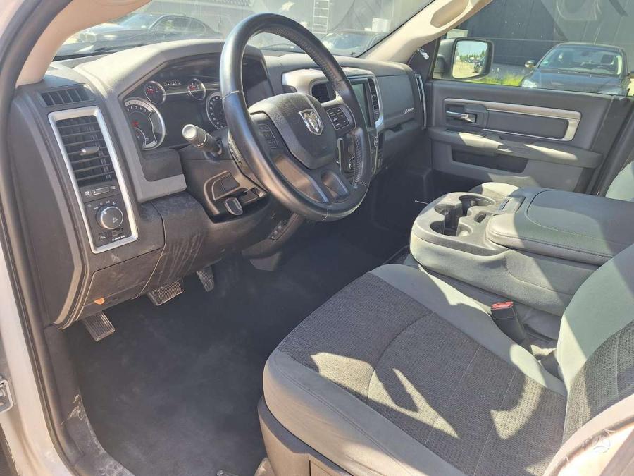 Black Dodge RAM 2018 in Siauliai, with an engine capacity of 5.65 L and mileage of 151 thousand km for 13500 €, photo 10 on AUTOMOTO.COM.LV
