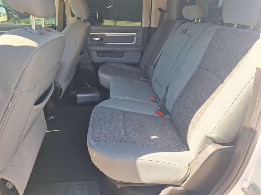 Black Dodge RAM 2018 in Siauliai, with an engine capacity of 5.65 L and mileage of 151 thousand km for 13500 €, photo 13 on AUTOMOTO.COM.LV