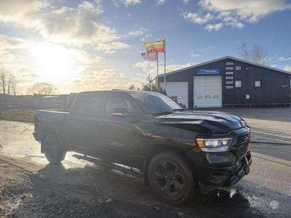 Black Dodge RAM 2019 in Marijampole, with an engine capacity of 5.70 L and mileage of 250 thousand km for 14300 €, photo 1 on AUTOMOTO.COM.LV