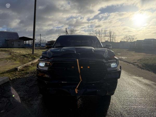 Black Dodge RAM 2019 in Marijampole, with an engine capacity of 5.70 L and mileage of 250 thousand km for 14300 €, photo 2 on AUTOMOTO.COM.LV