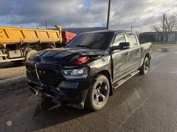 Black Dodge RAM 2019 in Marijampole, with an engine capacity of 5.70 L and mileage of 250 thousand km for 14300 €, photo 3 on AUTOMOTO.COM.LV