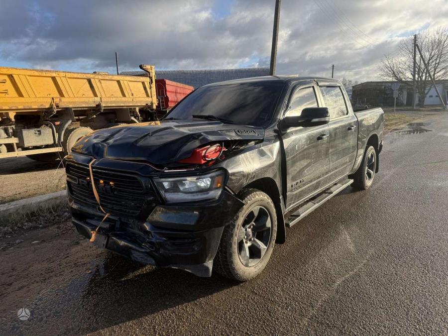 Black Dodge RAM 2019 in Marijampole, with an engine capacity of 5.70 L and mileage of 250 thousand km for 14300 €, photo 3 on AUTOMOTO.COM.LV