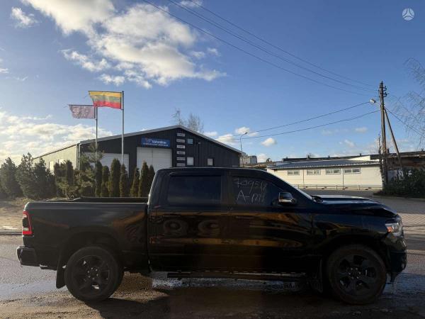 Black Dodge RAM 2019 in Marijampole, with an engine capacity of 5.70 L and mileage of 250 thousand km for 14300 €, photo 4 on AUTOMOTO.COM.LV