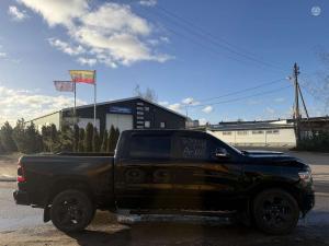 Black Dodge RAM 2019 in Marijampole, with an engine capacity of 5.70 L and mileage of 250 thousand km for 14300 €, photo 4 on AUTOMOTO.COM.LV