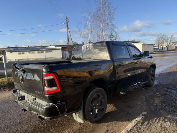Black Dodge RAM 2019 in Marijampole, with an engine capacity of 5.70 L and mileage of 250 thousand km for 14300 €, photo 5 on AUTOMOTO.COM.LV
