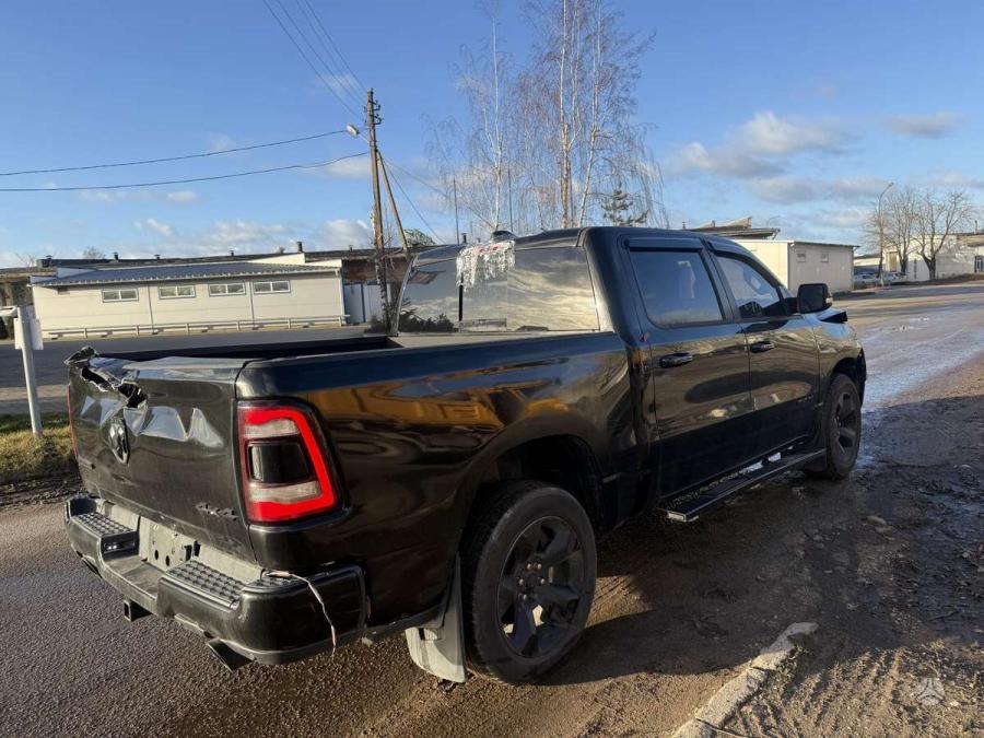 Black Dodge RAM 2019 in Marijampole, with an engine capacity of 5.70 L and mileage of 250 thousand km for 14300 €, photo 5 on AUTOMOTO.COM.LV