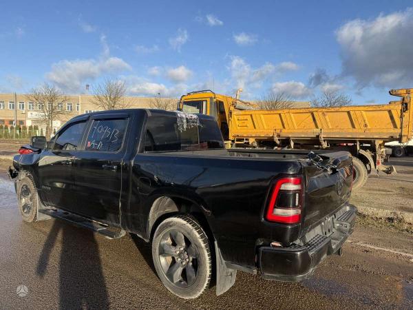 Black Dodge RAM 2019 in Marijampole, with an engine capacity of 5.70 L and mileage of 250 thousand km for 14300 €, photo 7 on AUTOMOTO.COM.LV