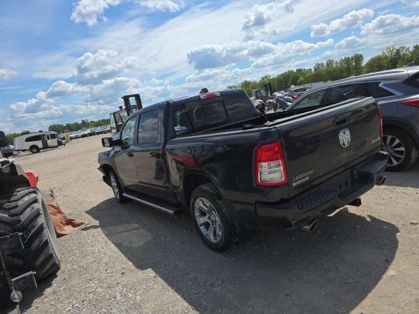 Black Dodge RAM 2019 in Ukmerge, with an engine capacity of 5.65 L and mileage of 88 thousand km for 17900 €, photo 1 on AUTOMOTO.COM.LV
