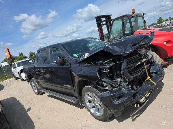 Black Dodge RAM 2019 in Ukmerge, with an engine capacity of 5.65 L and mileage of 88 thousand km for 17900 €, photo 5 on AUTOMOTO.COM.LV