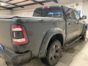 Black Dodge RAM 2019 in Klaipeda, with an engine capacity of 5.70 L and mileage of 85 thousand km for 34800 €, photo 6 on AUTOMOTO.COM.LV