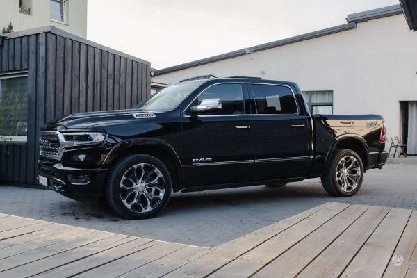 Melns Dodge RAM 2019 Kretinga, ar dzinēja tilpumu 5.70 L un nobraukumu 155 tūkst. km par 36500 €, foto 2 vietnē AUTOMOTO.COM.LV