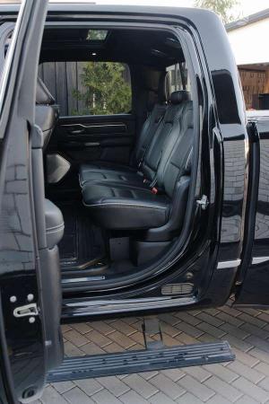 Melns Dodge RAM 2019 Kretinga, ar dzinēja tilpumu 5.70 L un nobraukumu 155 tūkst. km par 36500 €, foto 9 vietnē AUTOMOTO.COM.LV