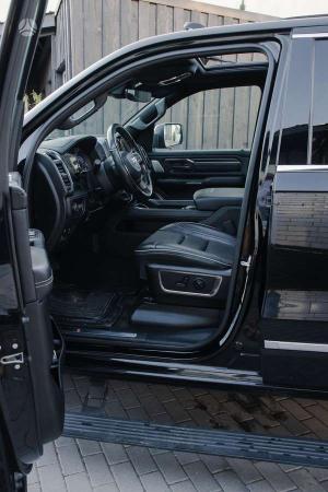 Melns Dodge RAM 2019 Kretinga, ar dzinēja tilpumu 5.70 L un nobraukumu 155 tūkst. km par 36500 €, foto 10 vietnē AUTOMOTO.COM.LV