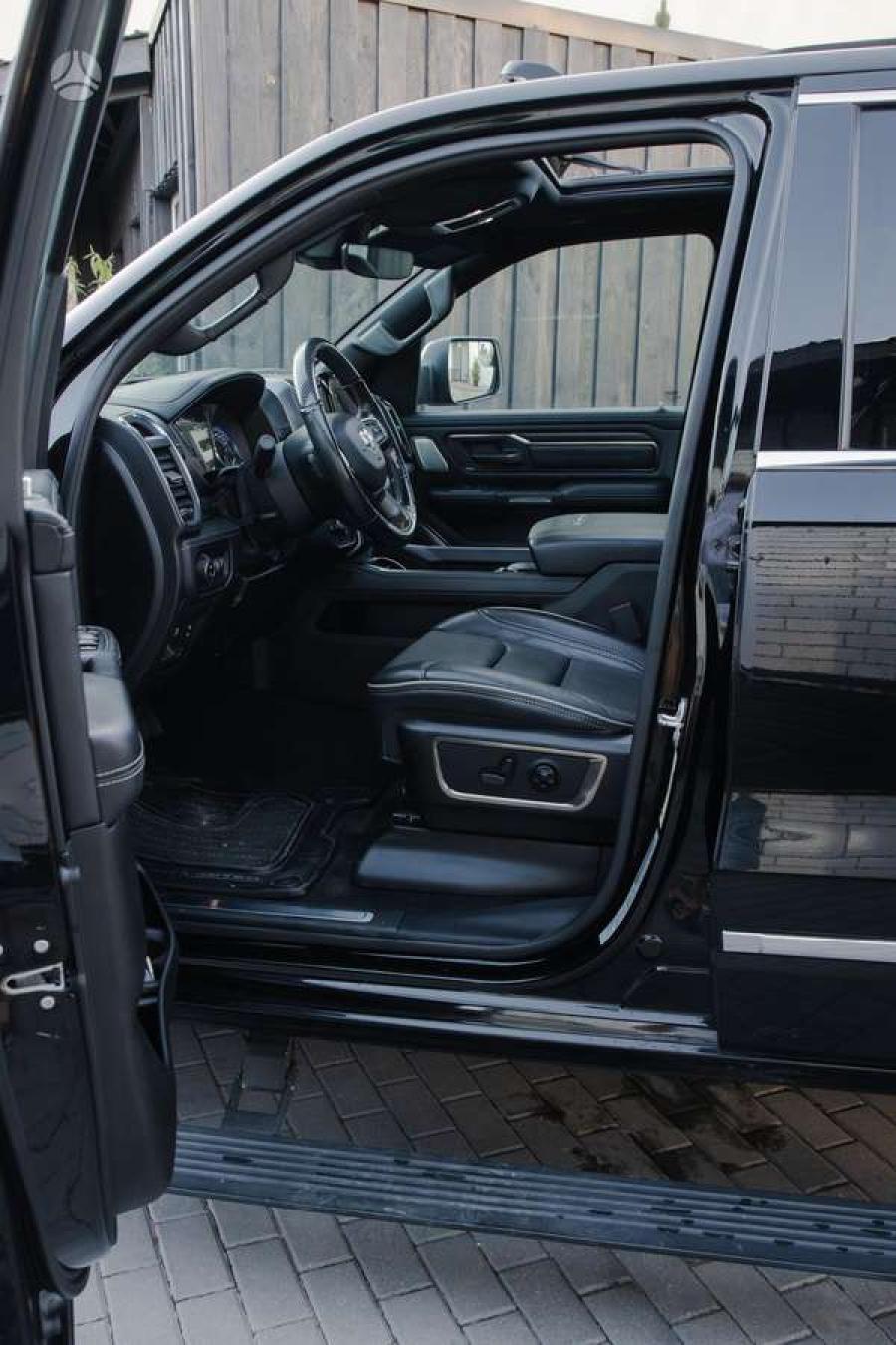 Melns Dodge RAM 2019 Kretinga, ar dzinēja tilpumu 5.70 L un nobraukumu 155 tūkst. km par 36500 €, foto 10 vietnē AUTOMOTO.COM.LV