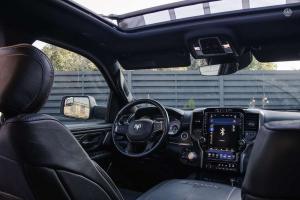 Melns Dodge RAM 2019 Kretinga, ar dzinēja tilpumu 5.70 L un nobraukumu 155 tūkst. km par 36500 €, foto 13 vietnē AUTOMOTO.COM.LV