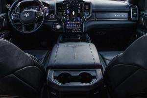 Melns Dodge RAM 2019 Kretinga, ar dzinēja tilpumu 5.70 L un nobraukumu 155 tūkst. km par 36500 €, foto 17 vietnē AUTOMOTO.COM.LV