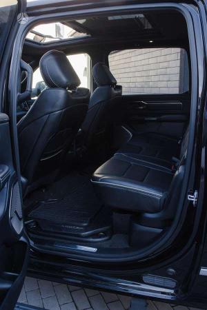 Melns Dodge RAM 2019 Kretinga, ar dzinēja tilpumu 5.70 L un nobraukumu 155 tūkst. km par 36500 €, foto 20 vietnē AUTOMOTO.COM.LV
