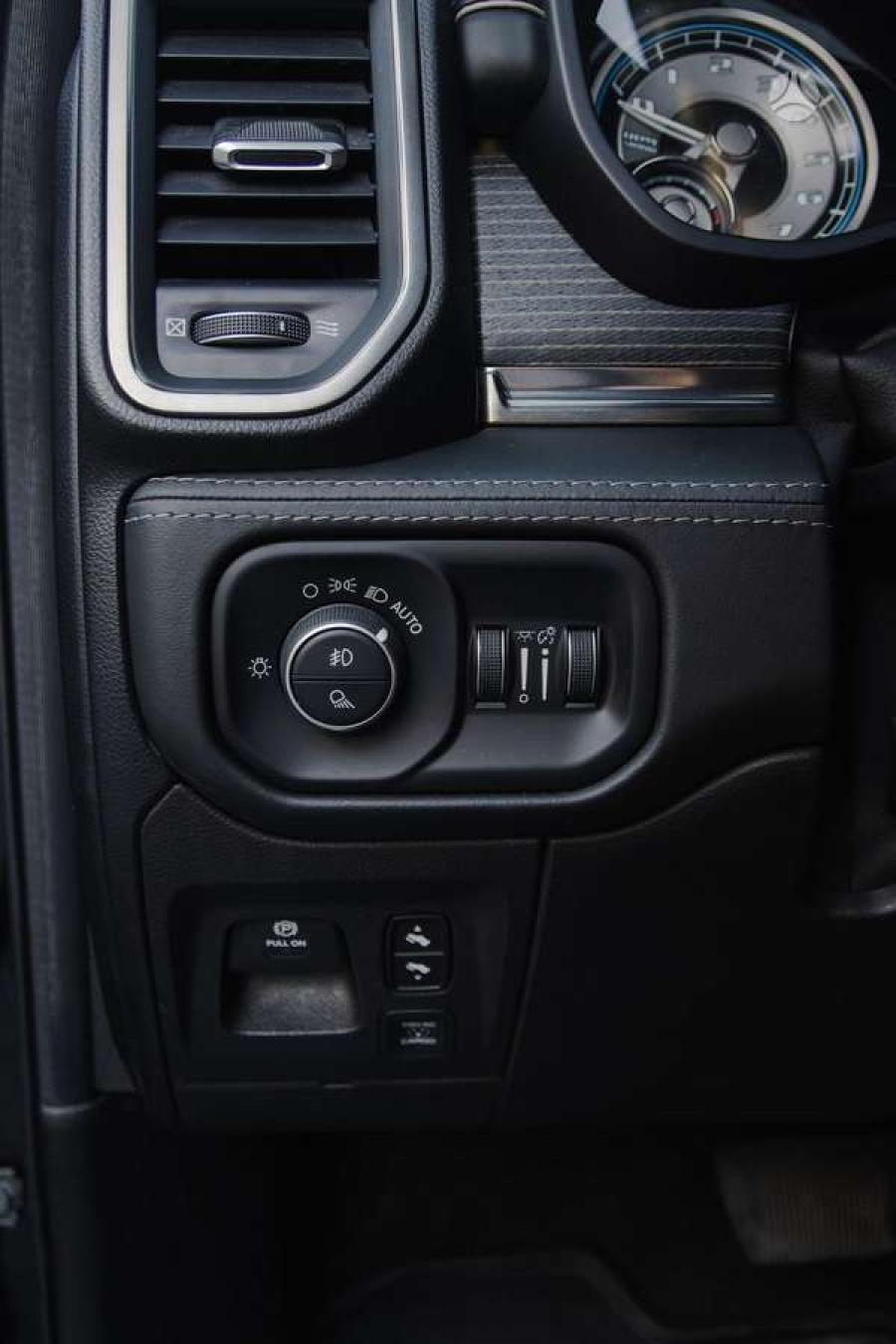 Melns Dodge RAM 2019 Kretinga, ar dzinēja tilpumu 5.70 L un nobraukumu 155 tūkst. km par 36500 €, foto 21 vietnē AUTOMOTO.COM.LV