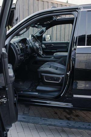 Melns Dodge RAM 2019 Kretinga, ar dzinēja tilpumu 5.70 L un nobraukumu 155 tūkst. km par 36500 €, foto 30 vietnē AUTOMOTO.COM.LV
