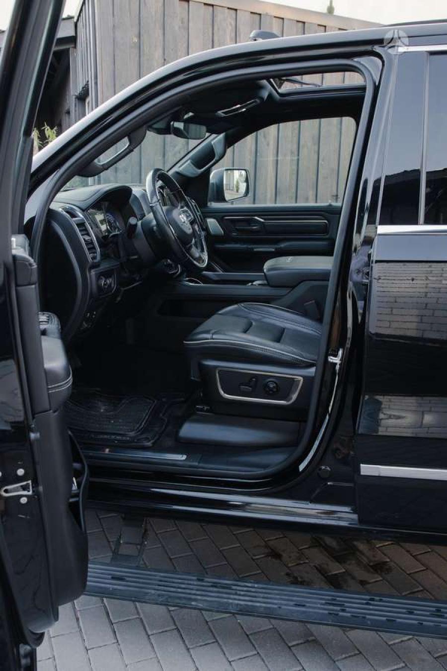 Melns Dodge RAM 2019 Kretinga, ar dzinēja tilpumu 5.70 L un nobraukumu 155 tūkst. km par 36500 €, foto 30 vietnē AUTOMOTO.COM.LV