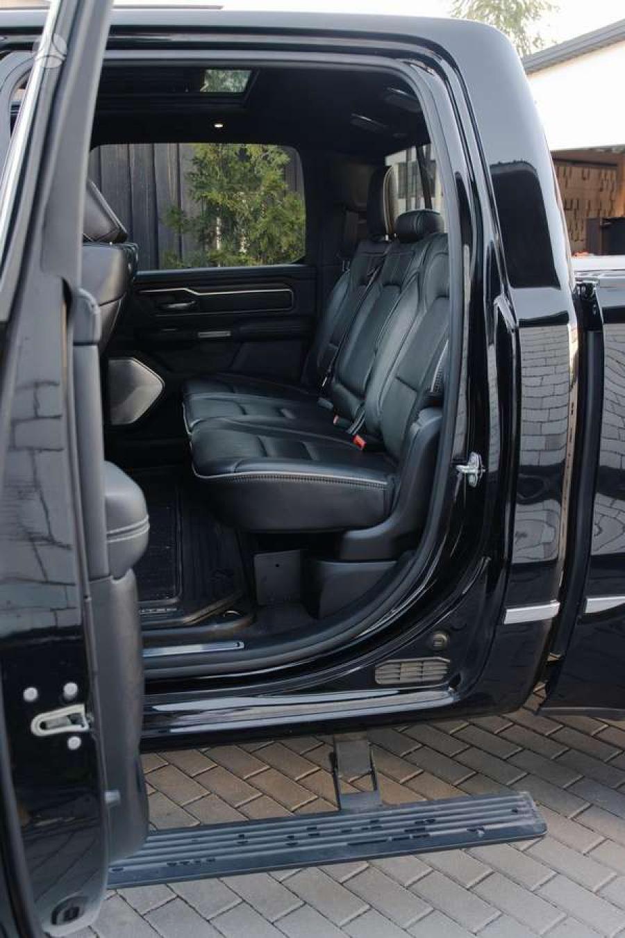 Melns Dodge RAM 2019 Kretinga, ar dzinēja tilpumu 5.70 L un nobraukumu 155 tūkst. km par 36500 €, foto 31 vietnē AUTOMOTO.COM.LV