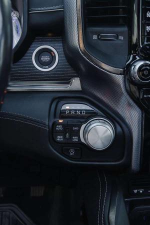 Melns Dodge RAM 2019 Kretinga, ar dzinēja tilpumu 5.70 L un nobraukumu 155 tūkst. km par 36500 €, foto 32 vietnē AUTOMOTO.COM.LV