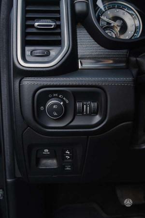Melns Dodge RAM 2019 Kretinga, ar dzinēja tilpumu 5.70 L un nobraukumu 155 tūkst. km par 36500 €, foto 33 vietnē AUTOMOTO.COM.LV