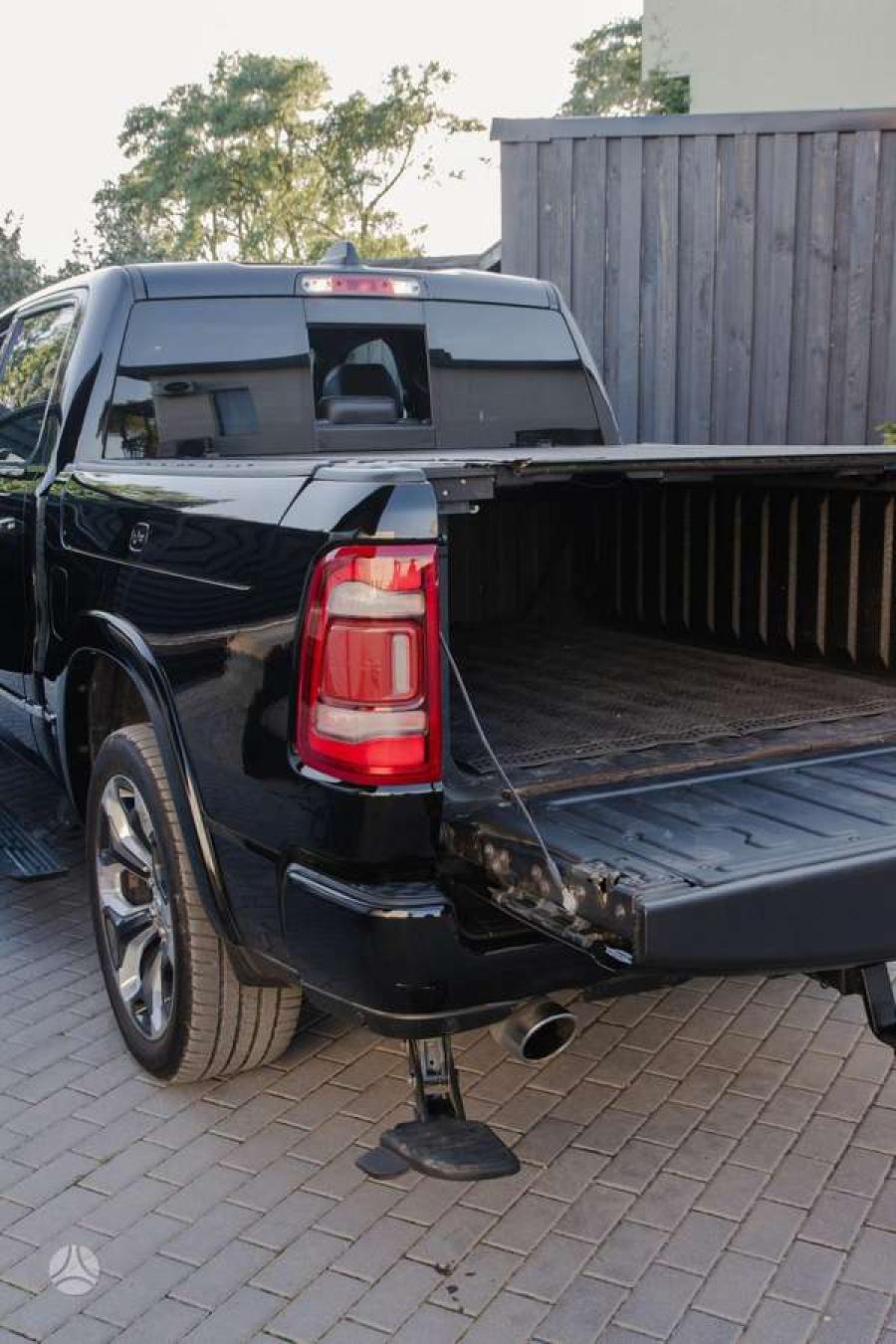 Melns Dodge RAM 2019 Kretinga, ar dzinēja tilpumu 5.70 L un nobraukumu 155 tūkst. km par 36500 €, foto 36 vietnē AUTOMOTO.COM.LV