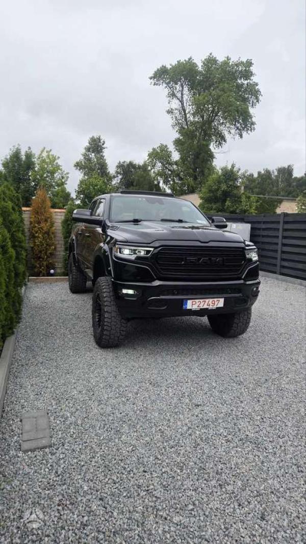 Black Dodge RAM 2019 in Kretinga, with an engine capacity of 5.70 L and mileage of 155 thousand km for 38200 €, photo 1 on AUTOMOTO.COM.LV