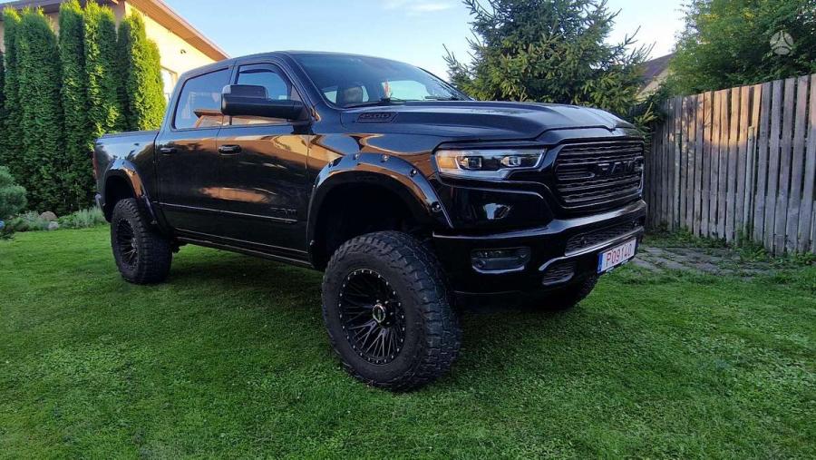 Black Dodge RAM 2019 in Kretinga, with an engine capacity of 5.70 L and mileage of 155 thousand km for 38200 €, photo 3 on AUTOMOTO.COM.LV