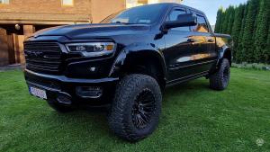 Black Dodge RAM 2019 in Kretinga, with an engine capacity of 5.70 L and mileage of 155 thousand km for 38200 €, photo 5 on AUTOMOTO.COM.LV