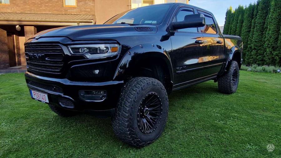 Black Dodge RAM 2019 in Kretinga, with an engine capacity of 5.70 L and mileage of 155 thousand km for 38200 €, photo 5 on AUTOMOTO.COM.LV