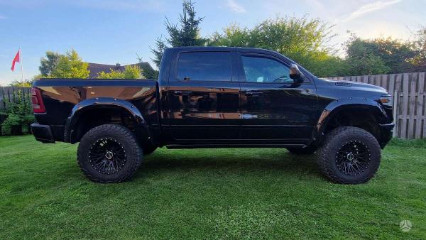 Black Dodge RAM 2019 in Kretinga, with an engine capacity of 5.70 L and mileage of 155 thousand km for 38200 €, photo 5 on AUTOMOTO.COM.LV