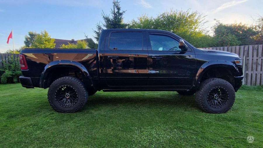 Black Dodge RAM 2019 in Kretinga, with an engine capacity of 5.70 L and mileage of 155 thousand km for 38200 €, photo 6 on AUTOMOTO.COM.LV