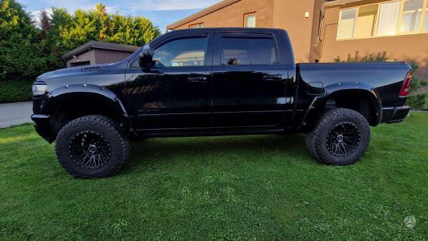 Black Dodge RAM 2019 in Kretinga, with an engine capacity of 5.70 L and mileage of 155 thousand km for 38200 €, photo 6 on AUTOMOTO.COM.LV
